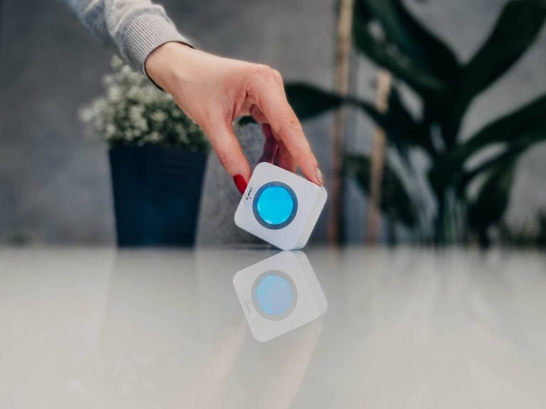 Luxafor Cube - Visual Productivity Indicator for Workspaces