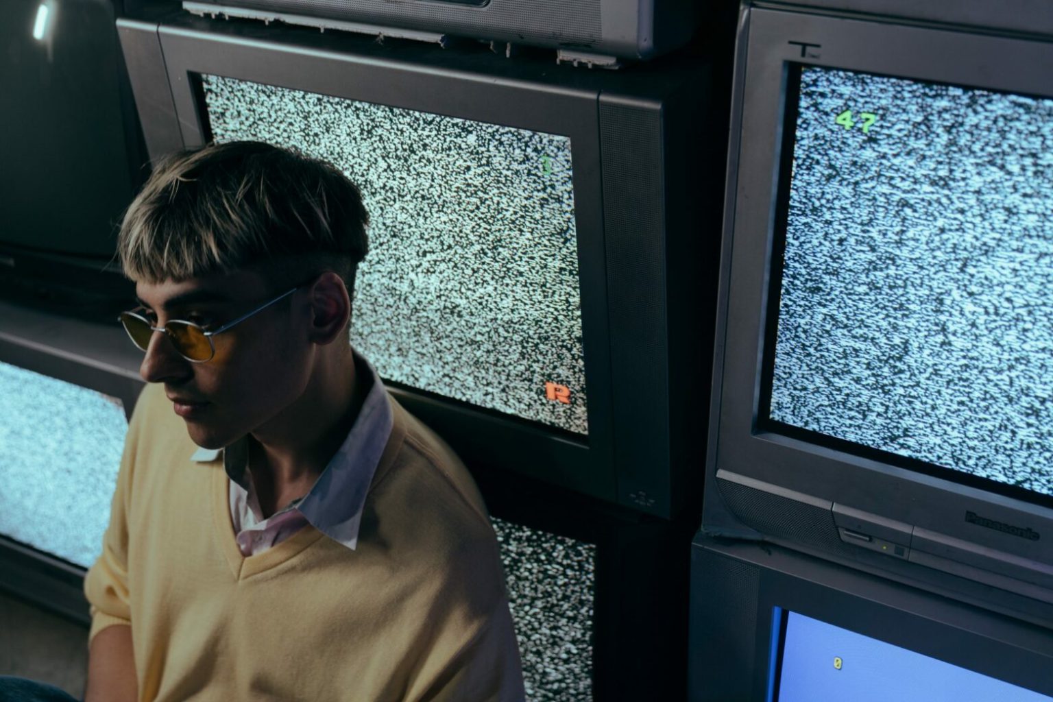 Can Watching TV While Working Benefit Your Productivity? - Luxafor